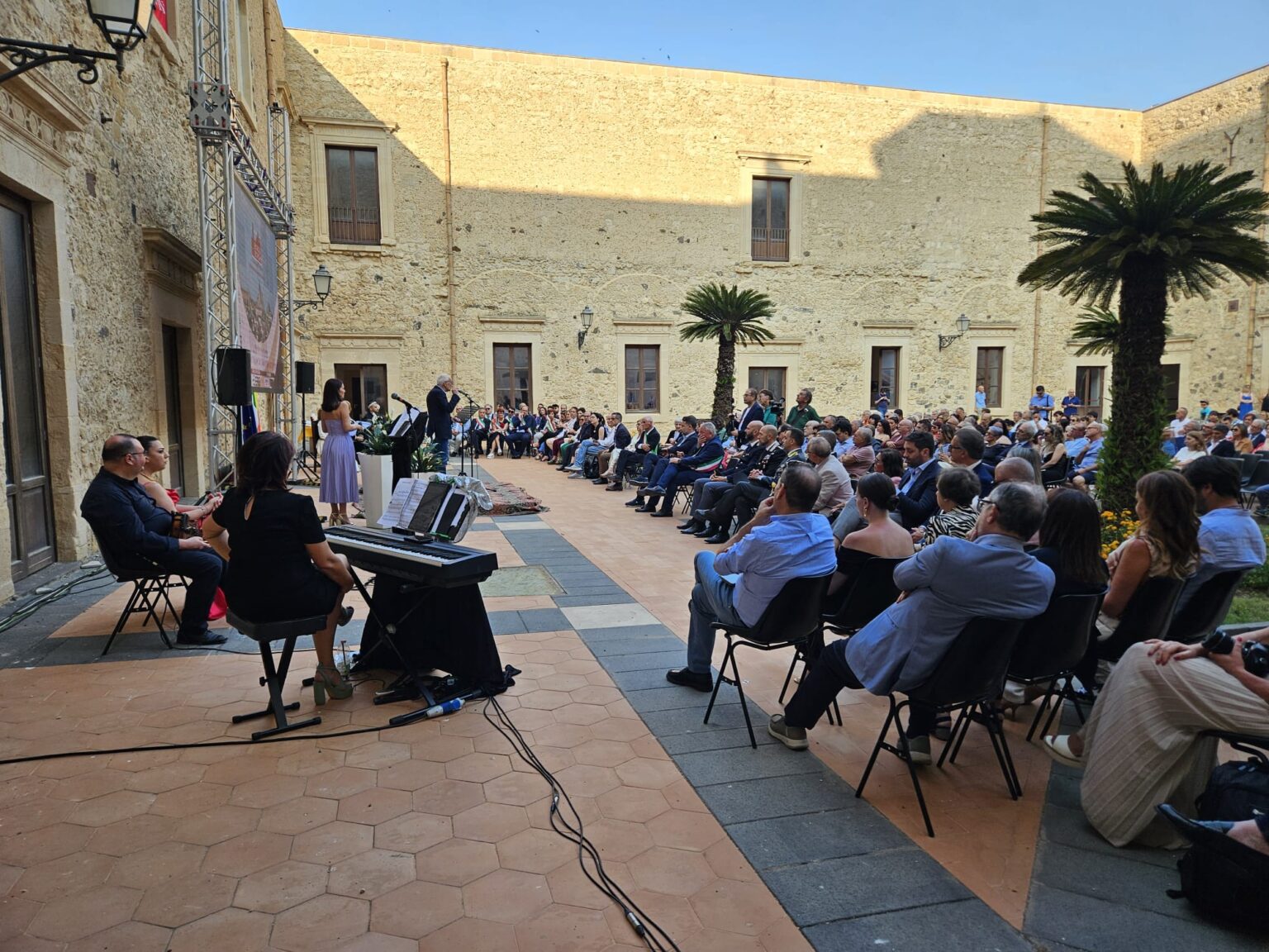 MILITELLO IN VAL DI CATANIA - Consegnata la targa de "Il Borgo dei Borghi 2025" - Taormina WEB