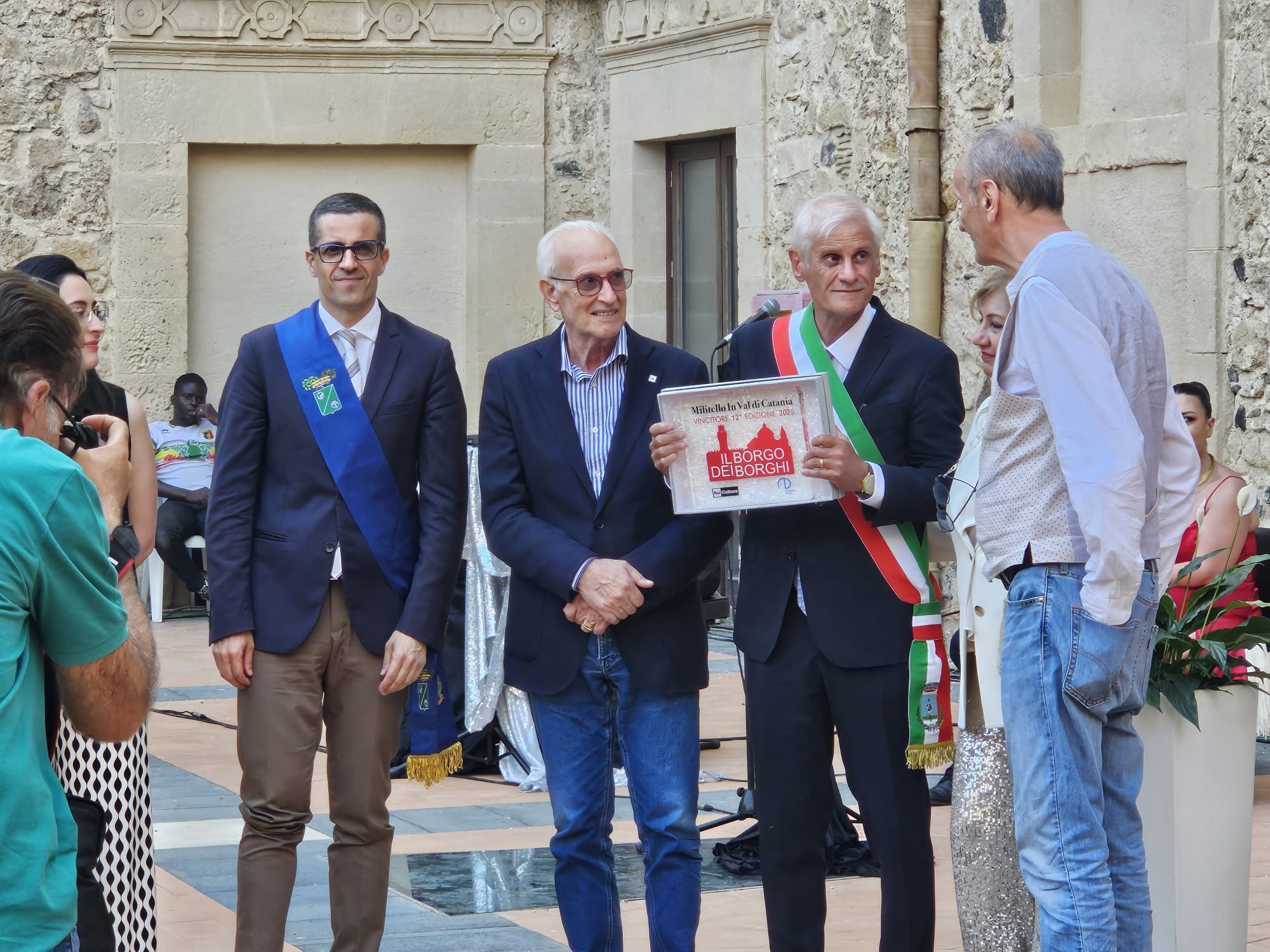 MILITELLO IN VAL DI CATANIA - Consegnata la targa de "Il Borgo dei Borghi 2025" - Taormina WEB
