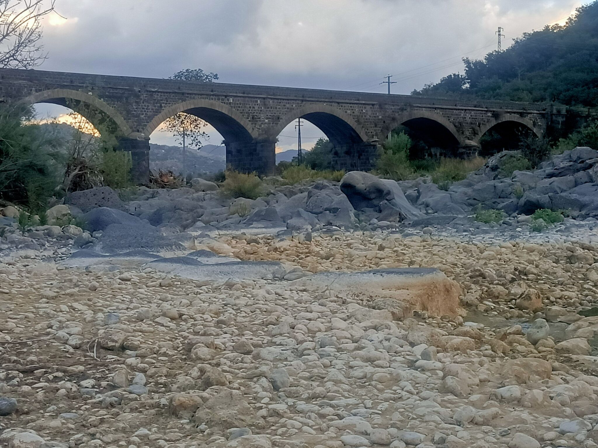 Fiume Alcantara completamente asciutto in alcuni tratti tra Castiglione ...